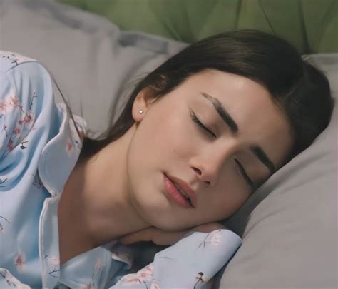 صور بنات نايمين ، رمزيات نوم بنات ، اجمل بنات نايمة Pillows U Shaped