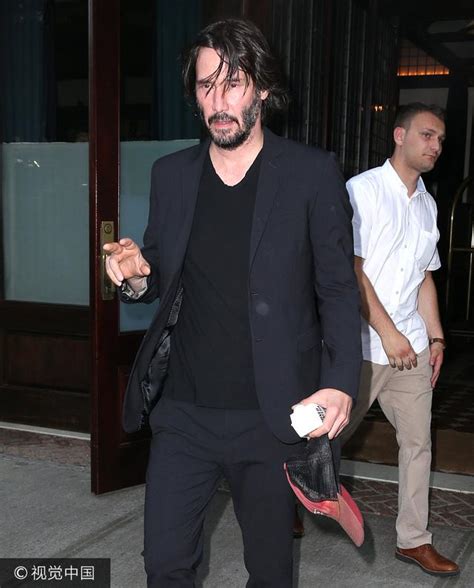 基努·里维斯胡子拉碴显沧桑似行走的荷尔蒙 黑西装低调被拍略显无措 每日头条