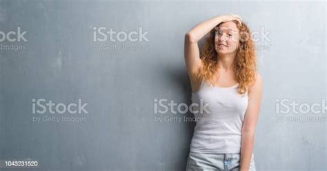 젊은 빨강 머리 여자 머리 수치심과 깜짝 얼굴로 충격된에 손으로 강조 하는 회색 그런 지 벽에 분노와 좌절 두려워 하 고 실수에
