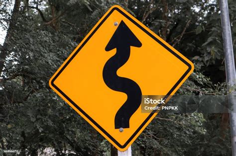 자연 필드 또는 숲에서 가는 길에 곡선 도로에 서명합니다 농촌 고속도로에서 경고 주의 오른쪽 곡선 기호 전방 곡선을 보여주는 도로 표지판 커브 주의 표지판에 대한 스톡 사진