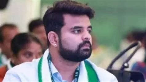 తిరిగివచ్చి లొంగిపో లేకపోతే మనవడు ప్రజ్వల్‌కు దేవెగౌడ్ వార్నింగ్