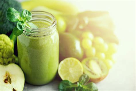 녹색 건강 스무디 케 일 잎 라임 사과 키 위 포도 바나나 아보카도 양상추와 유리 항아리 머그잔 복사 공간 비가공 비 건 채식주의자 알칼리 성 식품 개념 배너 0명에 대한