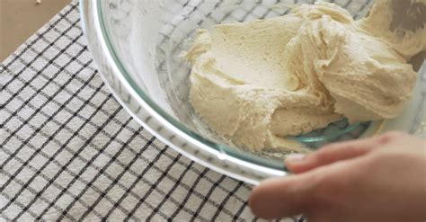 Sifter 가정 요리 가정의 계란 계란 껍질 계란 흰자 굽다 기술 나무 그릇 농작물 레시피 믹싱 밀가루