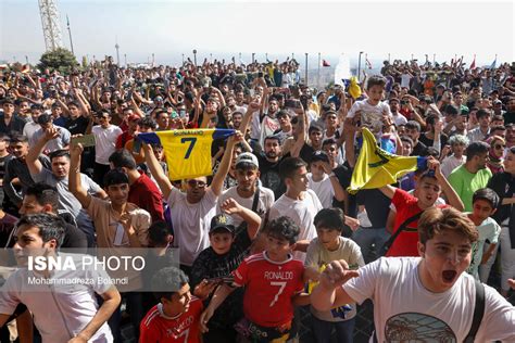 همشهری آنلاین تصاویر کودکان ایرانی با پیراهن النصر جلوی هتل رونالدو