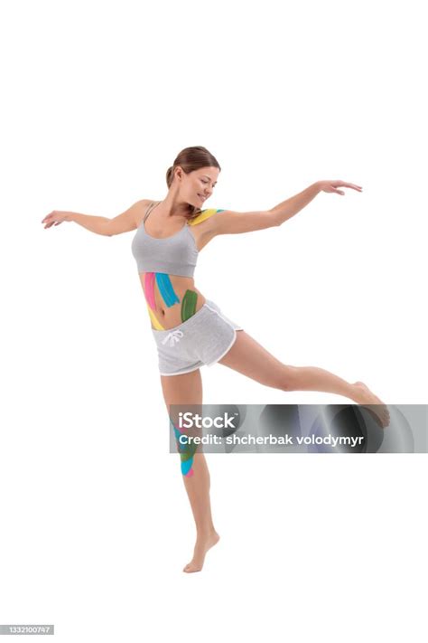 키네시오 테이프를 보여주는 여자는 그녀의 몸에 테이프 밝은 의료 키네시오 테이프를 가진 여성의 전체 길이 초상화 가냘픈에 대한