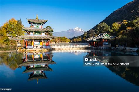 비취 드래곤 스노우 마운틴 배경 랜드 마크와 리장 올드 타운 근처 관광 명소에 대한 인기있는 장소와 검은 용 수영장의 아름다운