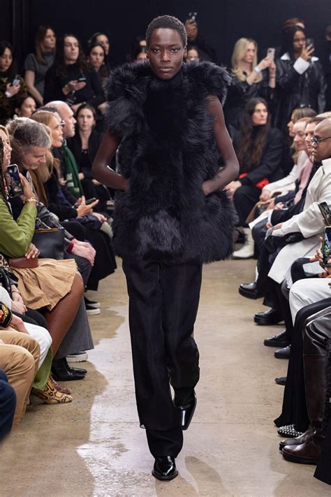 패션엔 리뷰 미니멀리스트 미학 프로엔자 스콜러 2024 Fw 컬렉션