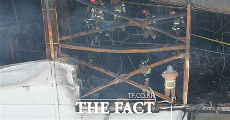 시신 수습하는 소방대원…최초 사망자 포함 총 사망자 16명 [tf사진관]