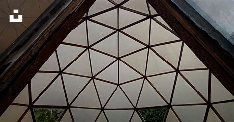 Une Structure Triangulaire Avec Un Fond De Ciel Photo Photo Kiit