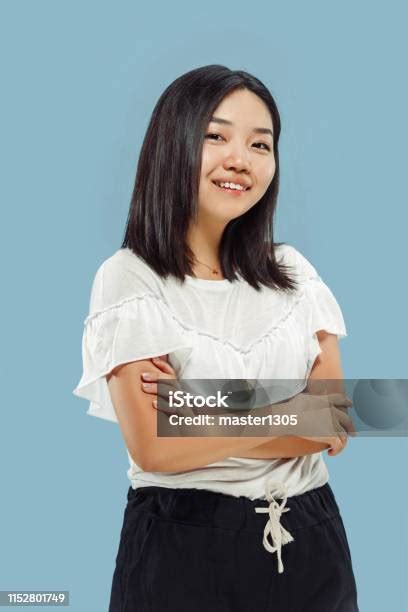 파란색 배경에 한국어 젊은 여자의 절반 길이 초상화 젊은 여자에 대한 스톡 사진 및 기타 이미지 젊은 여자 정장 셔츠