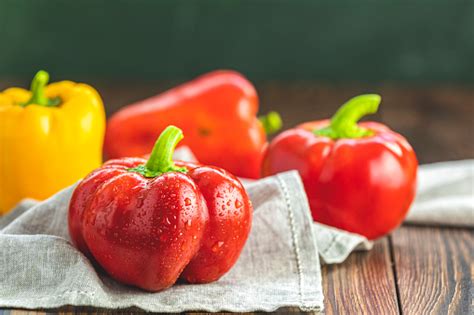 어두운 나무 테이블에 익은 유기농 신선한 달콤한 빨간색과 노란색 후추 심장을 위한 건강식품 선택 생활 개념 3가지 개체에 대한 스톡 사진 및 기타 이미지 Istock