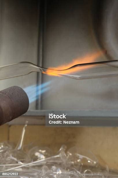 크리스마스 장난감 공장입니다 노동자는 유리 밖으로 불면 버너 녹는 유리 크리스마스 트리 장난감의 장식입니다 수 제 모피 트리 장난감의 제조입니다 많은 아름 다운 유리 구슬