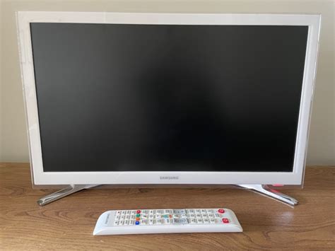 White Samsung Smart TV & Remote UE22H5610AK 22" 1080p HD LED Internet ...