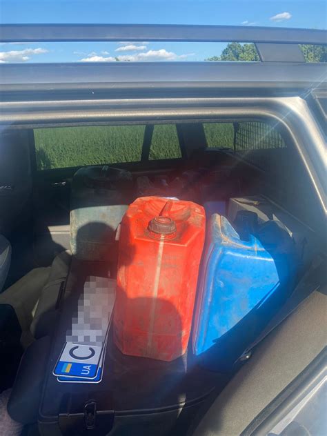 НА БУКОВИНІ ЗАТРИМАЛИ ПАЛИВНИХ КОНТРАБАНДИСТІВ Аби підзаробити на пальному з сусідньої Молдови