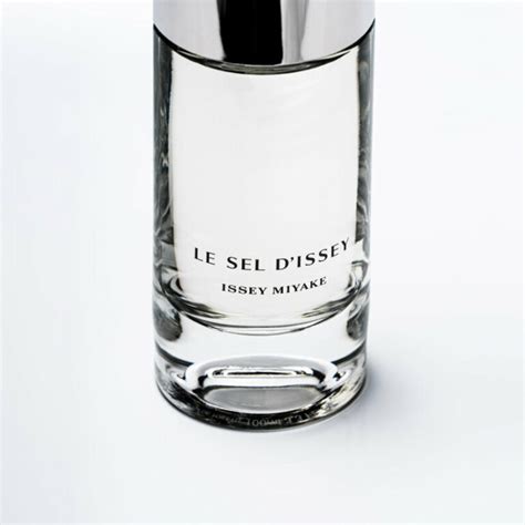Tokujin Yoshiokas Issey Miyake Perfume Emits Light Into The Bottle