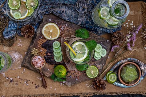 凉水，柠檬，青柠，黄瓜和薄荷叶放在木质背景上。