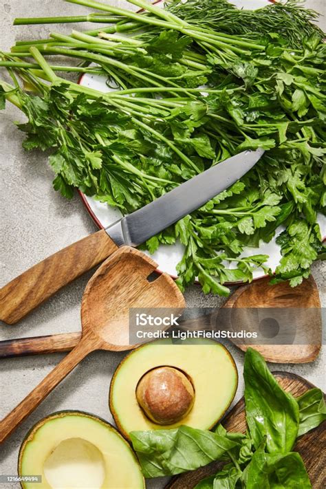 회색 배경에 접시 칼 주걱 아보카도 반쪽과 바질 잎에 녹지의 상단 보기 0명에 대한 스톡 사진 및 기타 이미지 0명 건강한 식생활 날것 Istock