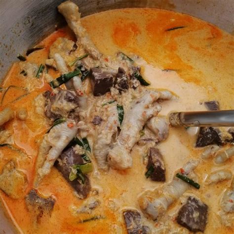 ขนมจีนน้ำยากะทิ น้ำยาป่า ตีนไก่ รสแซบ ชุดละ 40 บาท