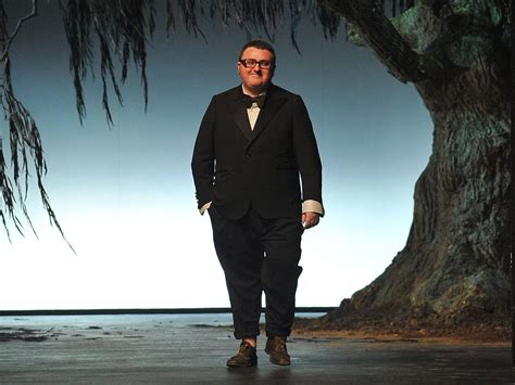 תערוכת המחווה למעצב האופנה המנוח אלבר אלבז תגיע לישראל