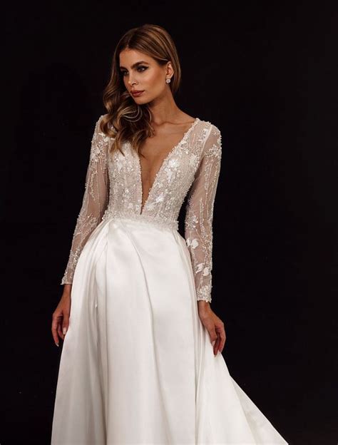 Свадебное платье с атласной юбкой и кружевным верхом купить в Москве