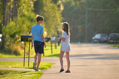 Zwei Junge Kinder Im Teenageralter Mädchen Und Junge Die An Einem