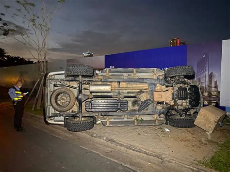 បុរសម្នាក់បើករថយន្តលឿនបួងចង្កូតមិនទាន់ឡើងលើខឿនផ្លូវទៅបុកបង្គោលភ្លើងបំភ្លឺផ្លូវបាក់មួយដើមរាបដល់ដី