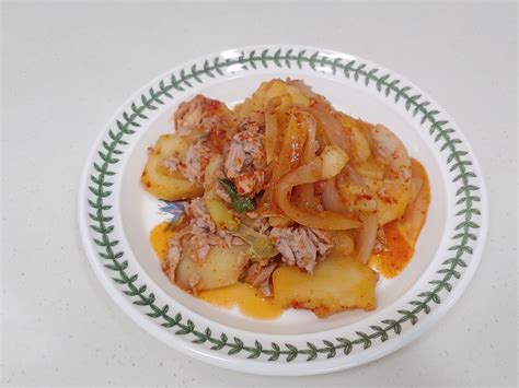 밥 위에 올려 먹으면 맛있는 참치감자조림 레시피