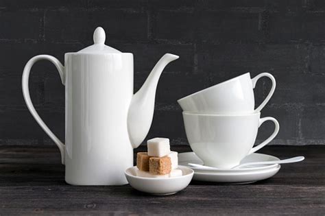 화이트 도자기 커피 남 비 스택된 컵 및 나무 시골풍 테이블에 설탕 큐브 커피 포트에 대한 스톡 사진 및 기타 이미지 커피