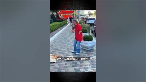 모두가 외면한 순간 한 청년의 충격적인 행동 Youtube