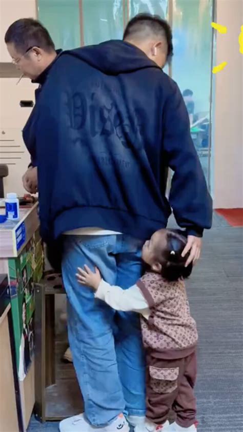 萌娃认错爸爸抱男生大腿不放，妈妈尴尬大笑，孩子委屈快哭了腾讯新闻