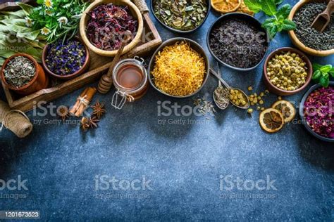 다양한 말린 차 잎과 꽃은 푸른 테이블에 위에서 촬영 복사 공간 0명에 대한 스톡 사진 및 기타 이미지 0명 개체 그룹 건강한 식생활 Istock