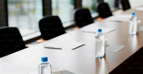 큰 중요한 비즈니스 회의 복사 공간을 위해 준비된 물병과 종이가 있는 빈 회의 테이블의 배경 이미지 사진 Unsplash의 정치 이미지