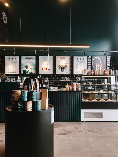 실내 검은 벽 도시 설정 도시 카페 라떼 라이프스타일 막대기 메뉴 옵션 메뉴 표시 메뉴판 베이커리 품목 벽돌 벽 브랜딩 상업 공간 셀프서비스