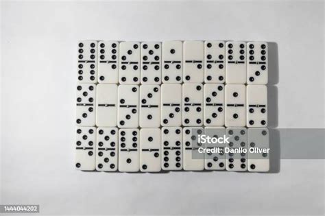 흰색 배경 복사 공간 및 다양한 아굴로가 있는 도미노 질감 테이블 게임의 개념 0명에 대한 스톡 사진 및 기타 이미지 0명 가득 찬 개념 Istock