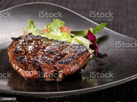 접시 어두운 배경에 샐러드 마이크와 함께 제공 구운 필레 미뇽 필레 미뇽에 대한 스톡 사진 및 기타 이미지 필레 미뇽 굽기 0명 Istock