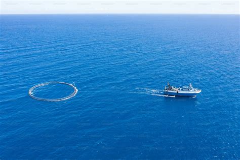 낚시를위한 특수 장비를 갖춘 낚시 보트 지중해의 물고기 프레임 돛 사진 Unsplash의 바닷가 이미지