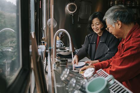 부엌에서 접시를 청소하는 중국 노인 커플 중국 설날 가족 상봉 저녁 식사를 준비하고 있습니다 2명에 대한 스톡 사진 및 기타 이미지 Istock