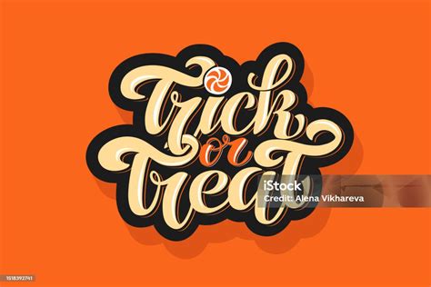 과자 안 주면 장난칠 거예요 파티 초대장 인사말 카드 배너에 대한 텍스트입니다 손으로 쓴 휴일 서예 포스터 배지 템플릿입니다 글자 타이포그래피 할로윈 삽화는 고립된 배경에