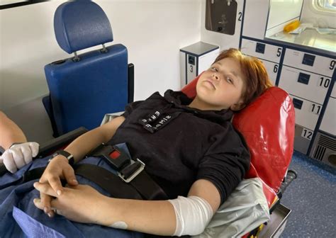 Не могла ж кинути їх під обстрілами 15 річна поранена Ліза Чернишенко за кермом вивезла із