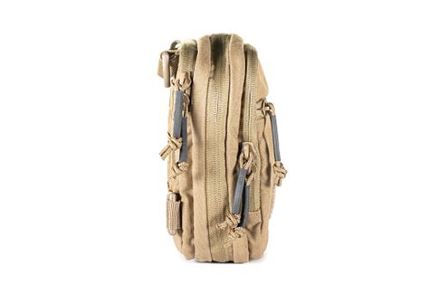 흰색에 고립 된 녹색 캔버스 배낭 숄더 스트랩과 Haul 루프가 있는 모던 방수 캠핑 여행자 백 팩 백 백백의 전면 전경 남성을 위한 여행 여행을 위한 전술 하이킹 배낭 0