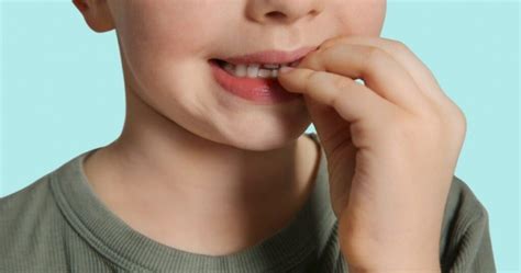 چرا کودکان ناخن می‌جوند؟ بررسی علت ها و روش‌ های ترک عادت حقوق نیوز