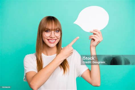 클로즈업 사진 놀라운 아름 다운 그녀는 그녀의 레이디 공상 법안 팔 손 종이 발표 긍정적인 분위기 생각 아이디어 계획 착용 사양