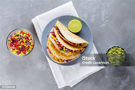 회색 배경에 야채와 과카몰리와 멕시코 타코 회색 접시에 옥수수 보라색 양배추 토마토를 곁들인 비건 타코 공간을 복사합니다 위쪽 보기 건강한 생활방식에 대한 스톡 사진 및