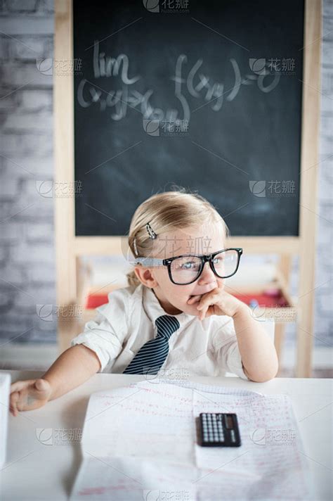 智慧 儿童 垂直画幅 学龄前 古老的 古典式 制服 数学 未成年学生 眼镜