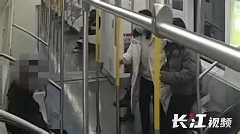 男乘客突发心梗晕倒，武汉地铁工作人员使用aed紧急抢救 凤凰网视频 凤凰网