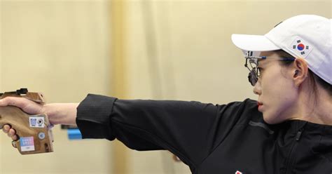 ‘사격스타 김예지 루이비통 화보 모델 정조준