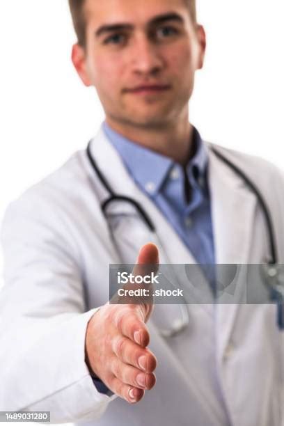 하얀 배경에 고립된 환자를 지지하기 위해 손을 내밀고 있는 의사의 초상화 Stem 주제에 대한 스톡 사진 및 기타 이미지 Stem 주제 건강 진단 건강관리와 의술