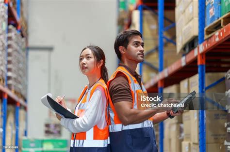 창고에 물품 배경이있는 선반에 물품과 물품을 검사하는 클립 보드를 들고 창고 작업자 창고 작업자에 대한 스톡 사진 및 기타 이미지 창고 작업자 아시아인 25 29세