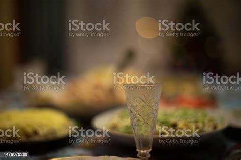 러시아에서 잔치 테이블에 보드카 한 잔 음식과 축제 테이블 0명에 대한 스톡 사진 및 기타 이미지 0명 가득 찬 건강관리와 의술 Istock
