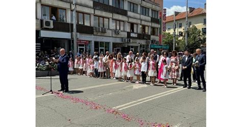 Над 2 000 деца и ученици се включиха в шествието за празника на розата в Казанлък